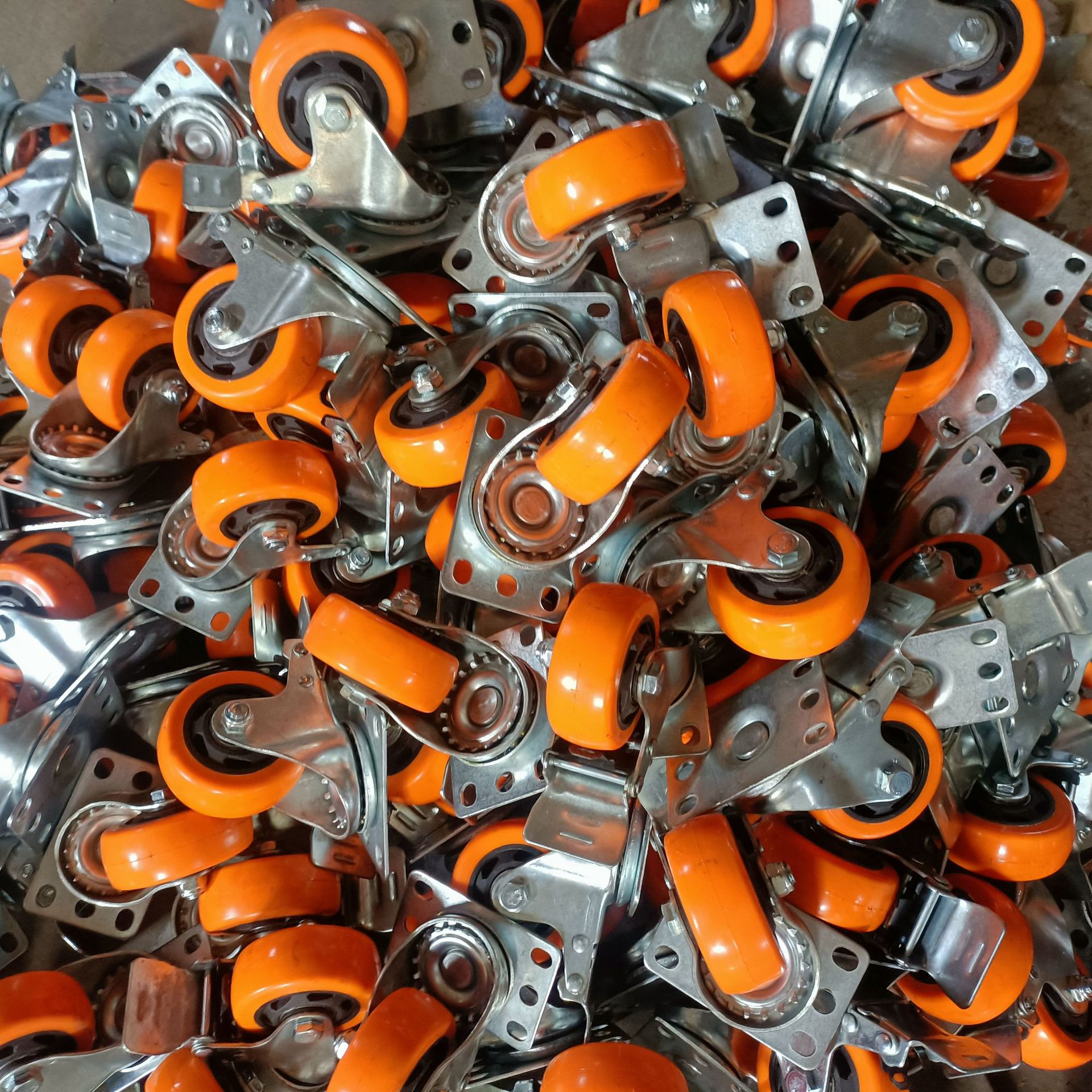 Bánh Xe Đẩy PVC Màu Cam Xoay Khóa - Báo giá 0868.356.995 banhxegiatot.vn